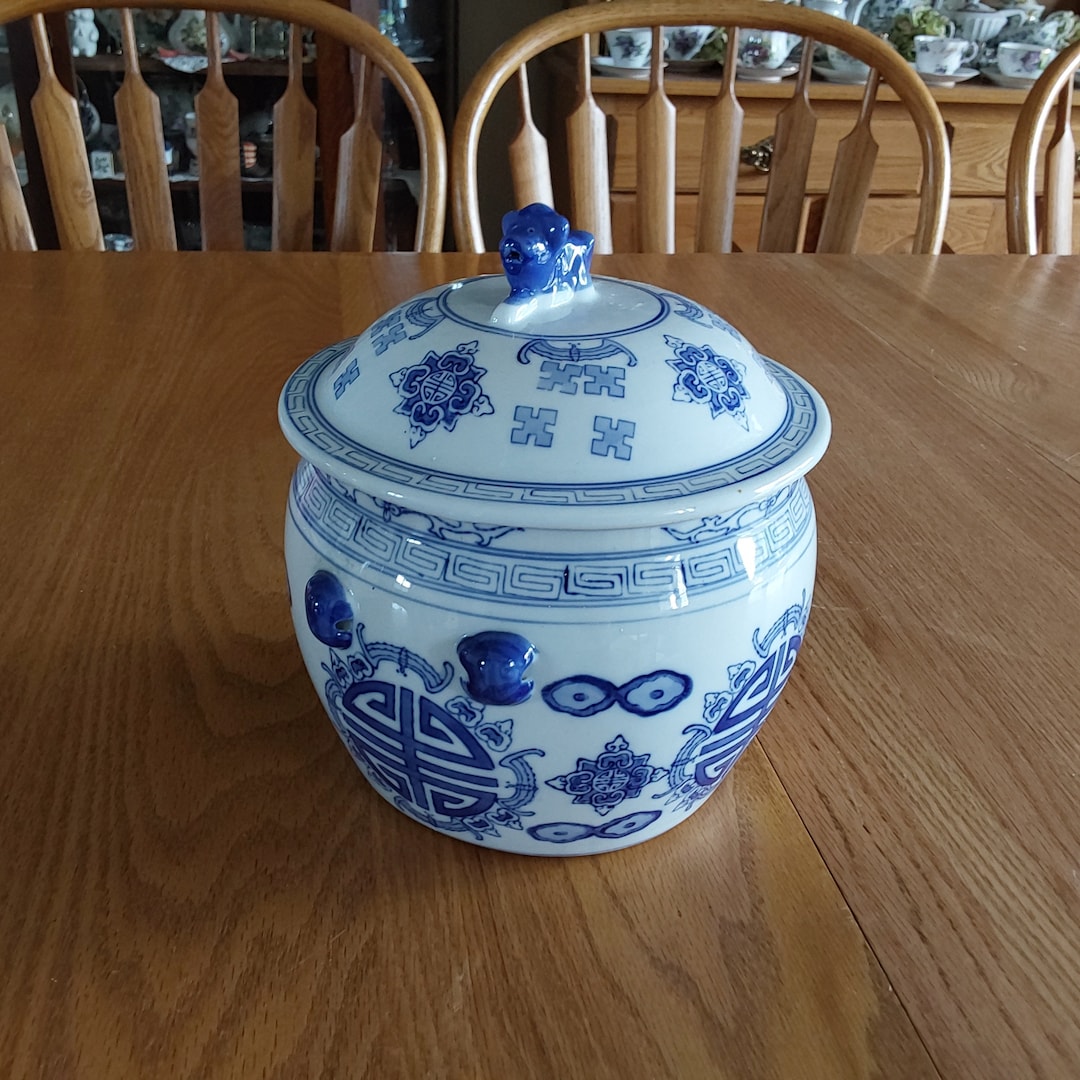 A 1930s Large 8 Inch Tall White With Blue Chinoiserie Chinese Rice Jar ...