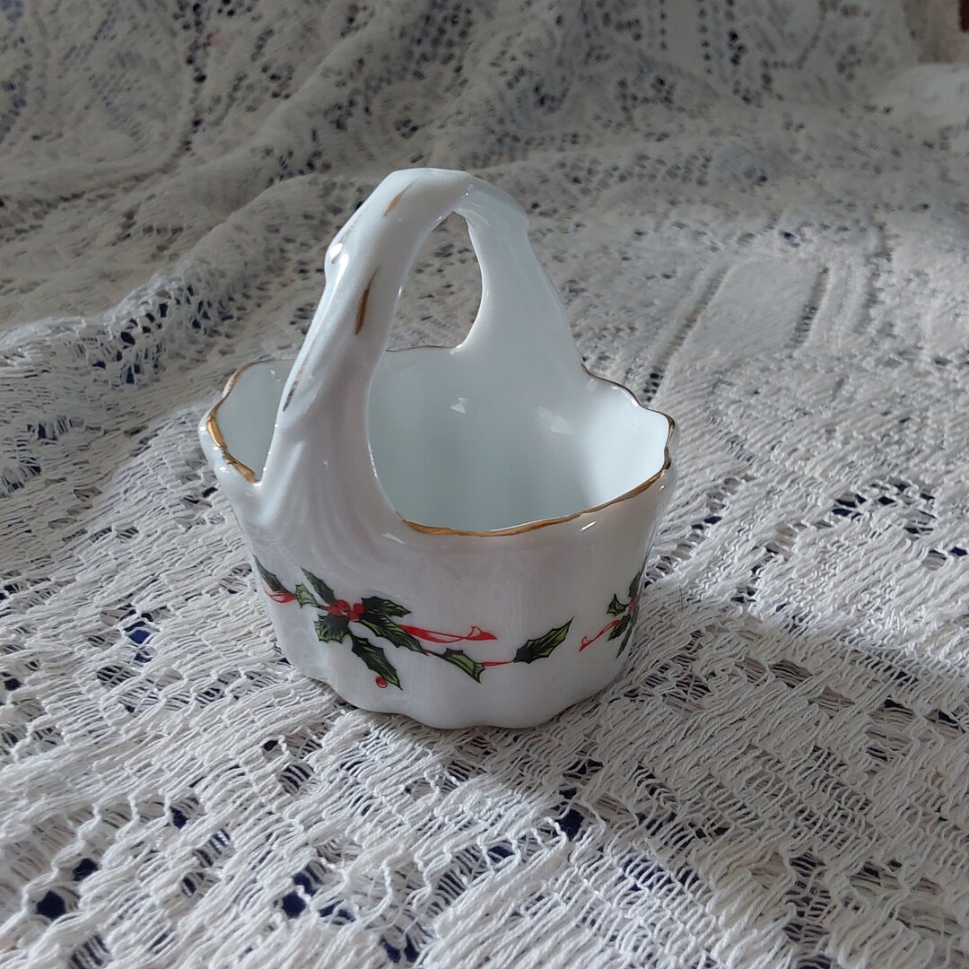 A Small Marked Lefton White China Basket 03862 Trimmed in Green Holly ...