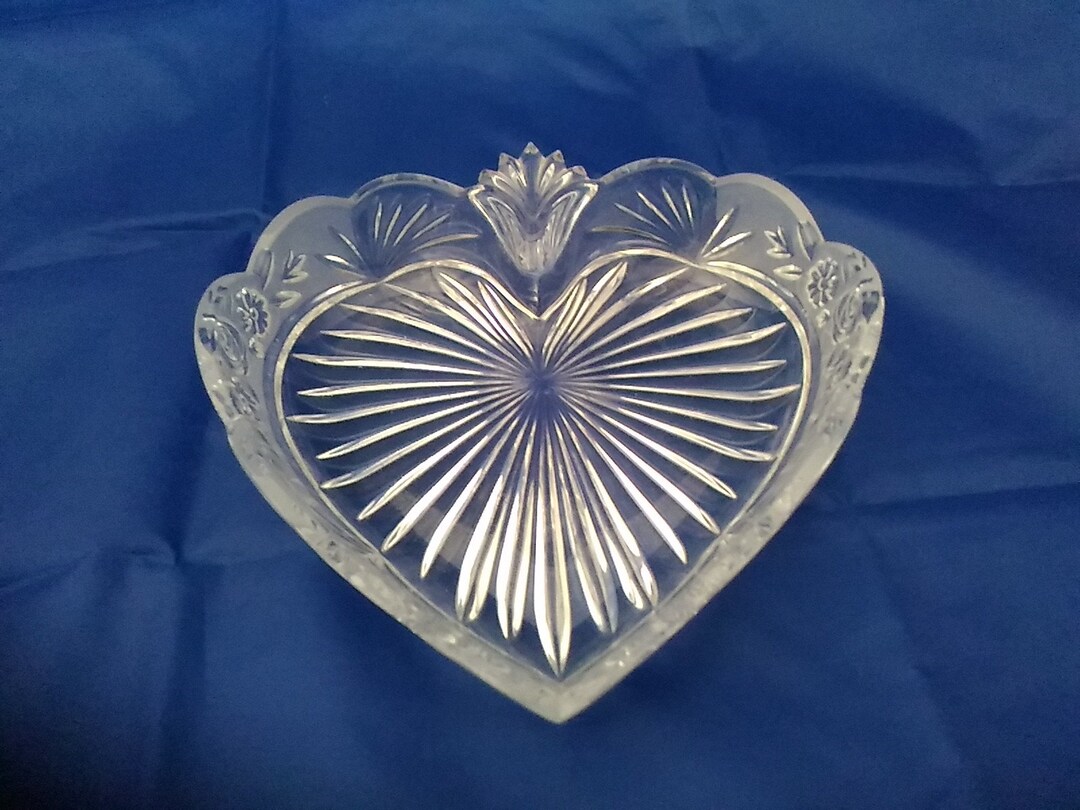 An Oneida Southern Garden Pattern Crystal 8 Inch Heart Dish, With ...