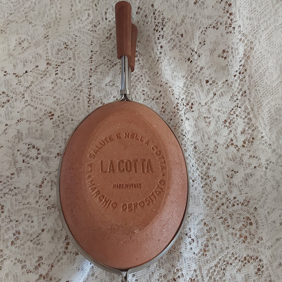 An Oval La Cotta Terracotta Baking Dish With 2 Long Handles With Wooden ...