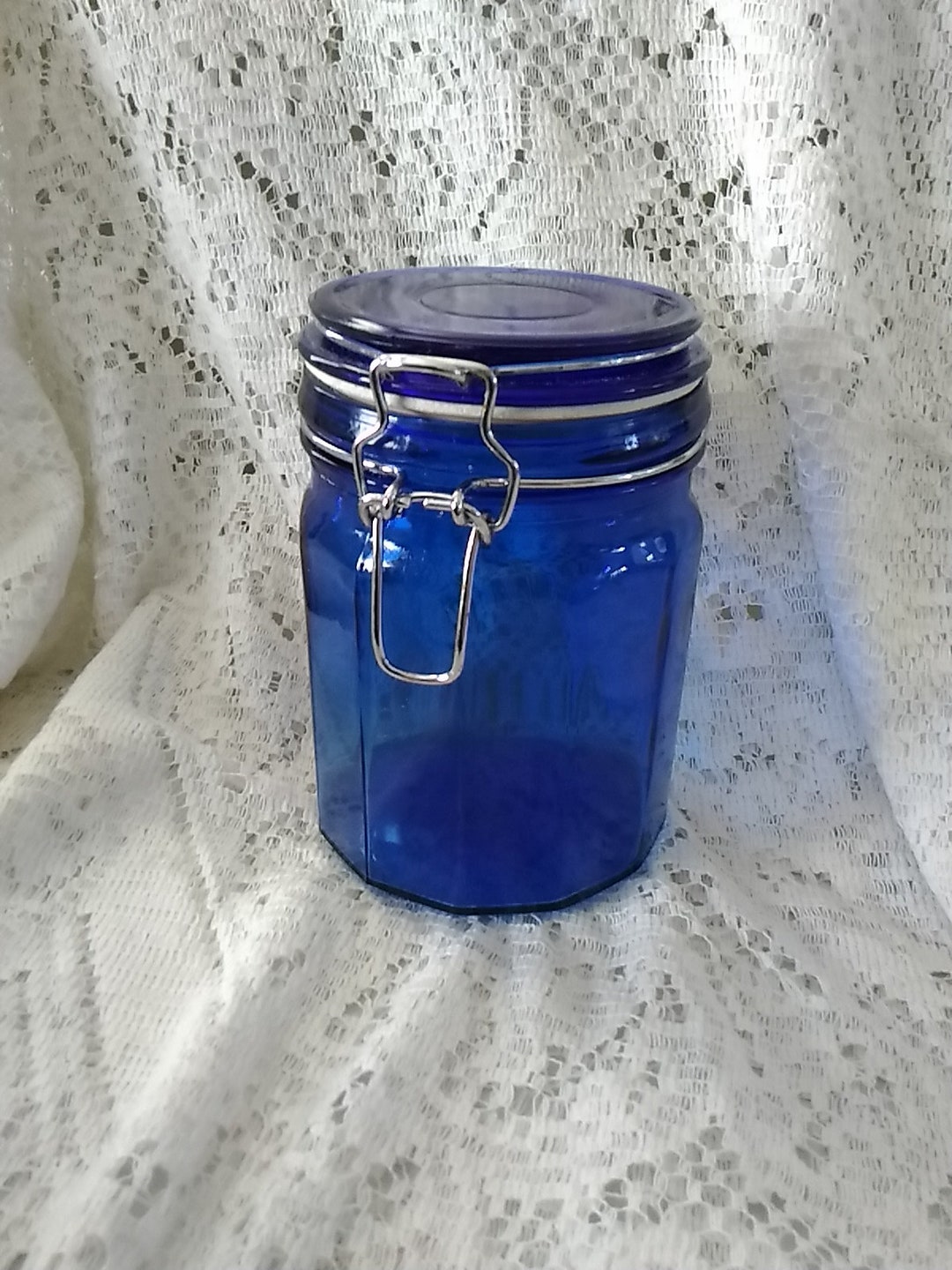 A 5.75 Cobalt Blue Glass 12 Sided Storage Container With a White Ribbed ...