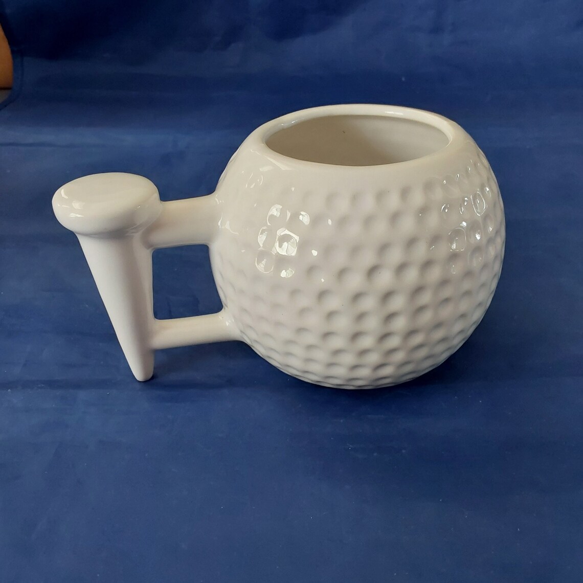 A White Ceramic Golf Ball Shaped 15 Oz Mug With a Golf Tee for a Handle ...