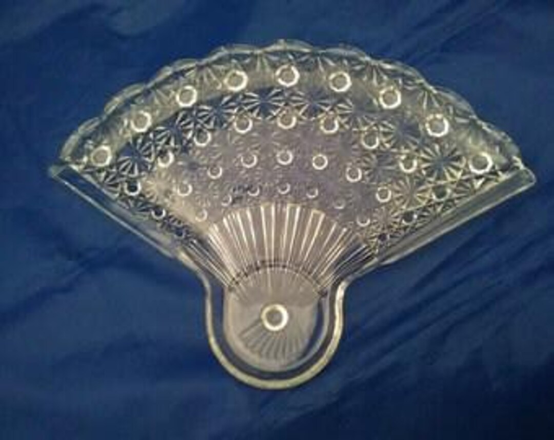A Set of 4 Matching Glass Anchor Hocking Fan Plates in the Daisy and ...
