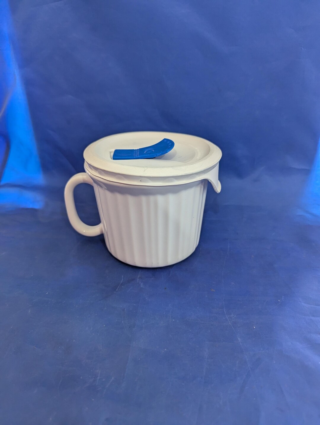 A White Corning Ware 20 OZ Soup Mug With Handle and Vented Lid, With 2 ...