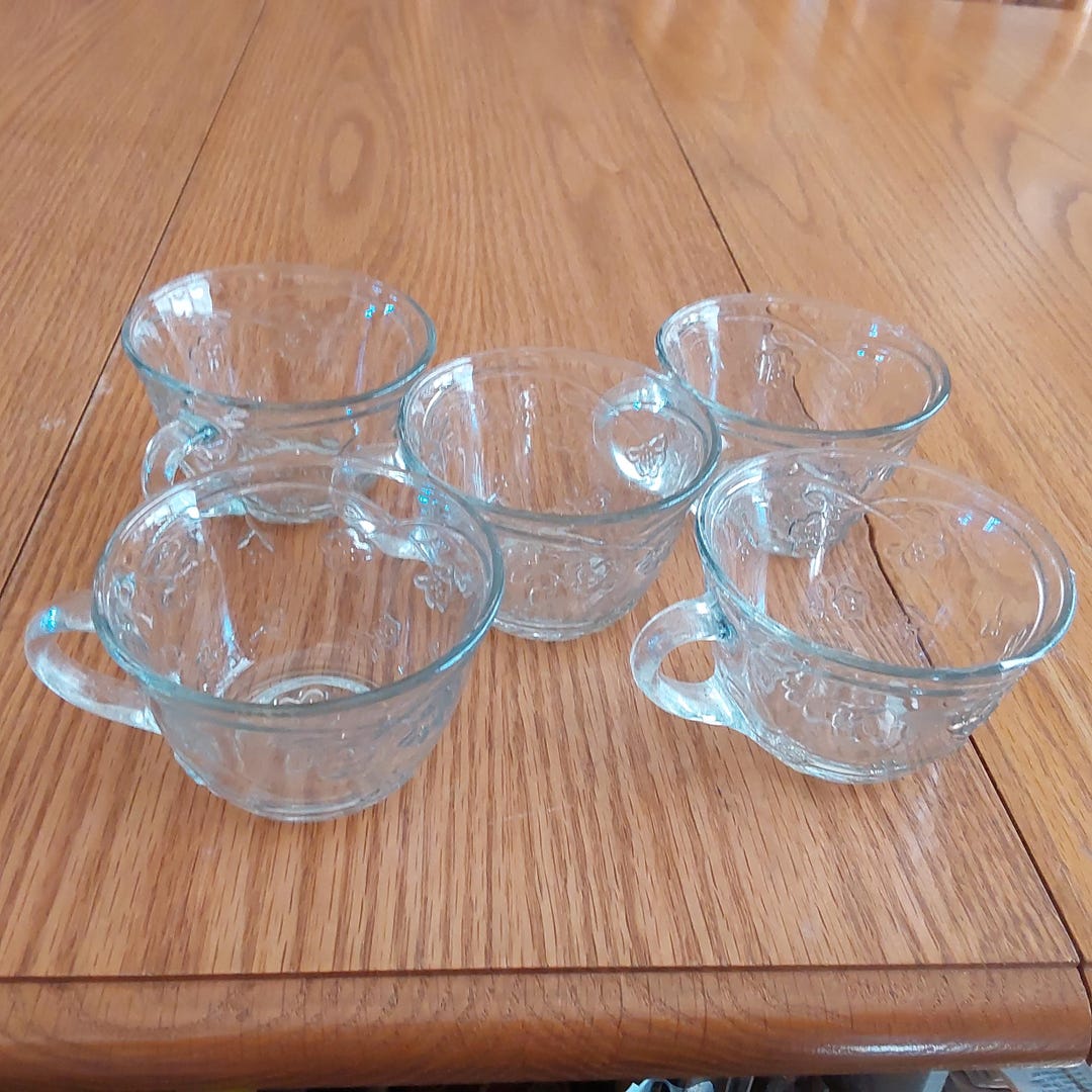 A Matching Set of 5 Anchor Hocking Clear Glass Cups in the Savannah ...