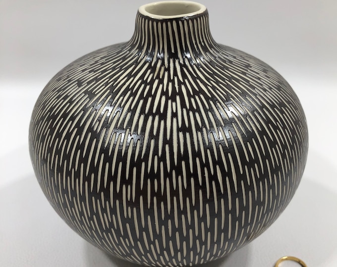 KENSHOMA STUDIO VASE in Dark Brown & White Sgraffito Carving 5.5 ...