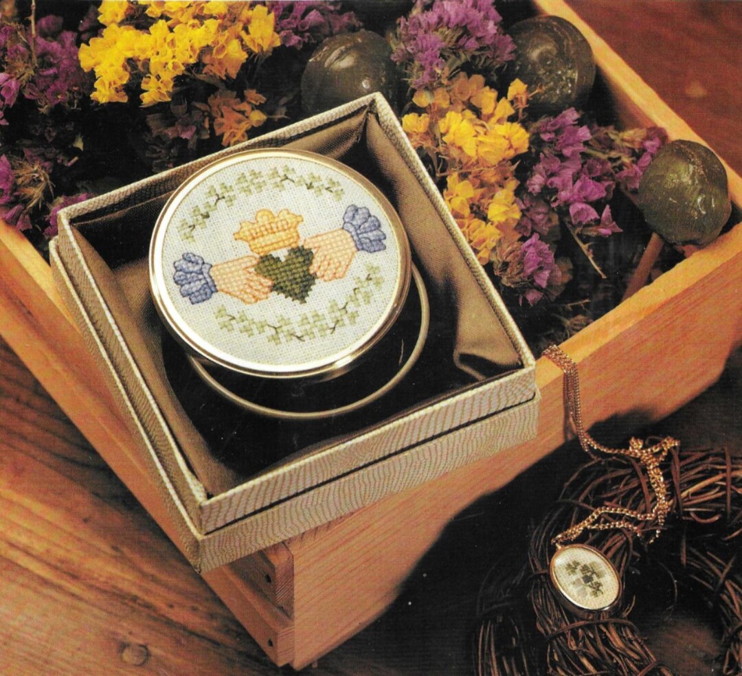 Claddagh Vintage Cross Stitch Pattern, Four Leaf Clover Pendant PDF - Etsy