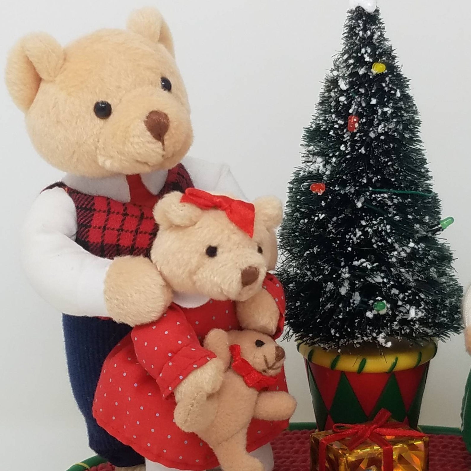 Vintage Christmas Family Bears Musical Display Stand Automatic ...