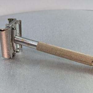 1965 Lady Gillette CHAMPAGNE Gold Starburst Vintage Safety Razor Date ...