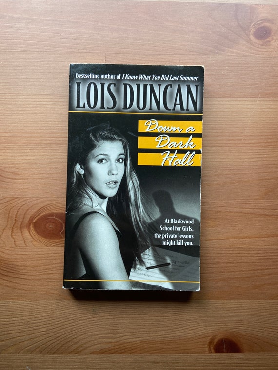 Vintage 1990 Paperback Down a Dark Hall by Lois Duncan - Etsy