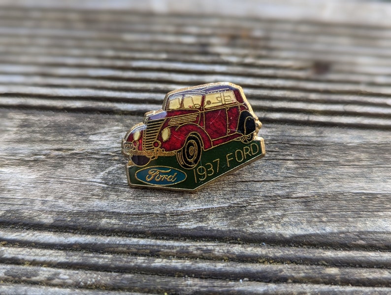 Various Vintage Advertising Pin Badges, Ford, Mars, M&ms, Burger King ...