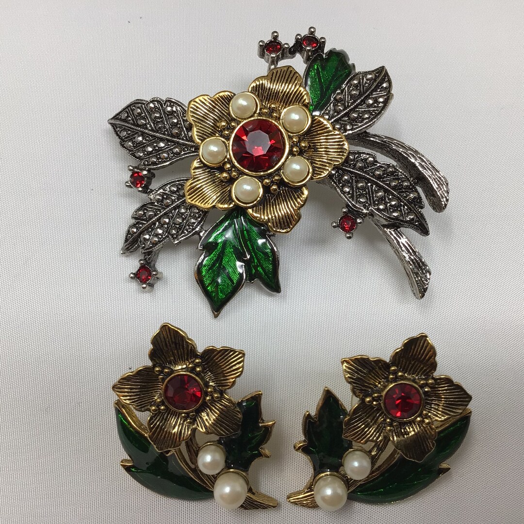 Vintage Avon “ Rich Christmas “brooch and Earring Set - Etsy