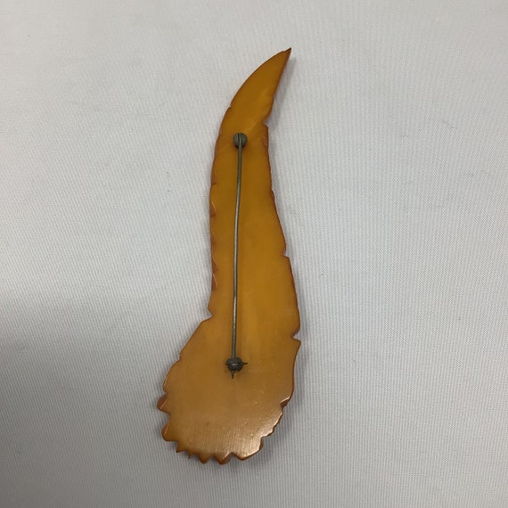 Vintage carved Bakelite Brooch - Gem