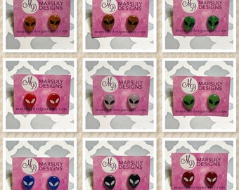 Alien Head Earrings // Black and White Aliens / ET Studs / Sci-fi ...