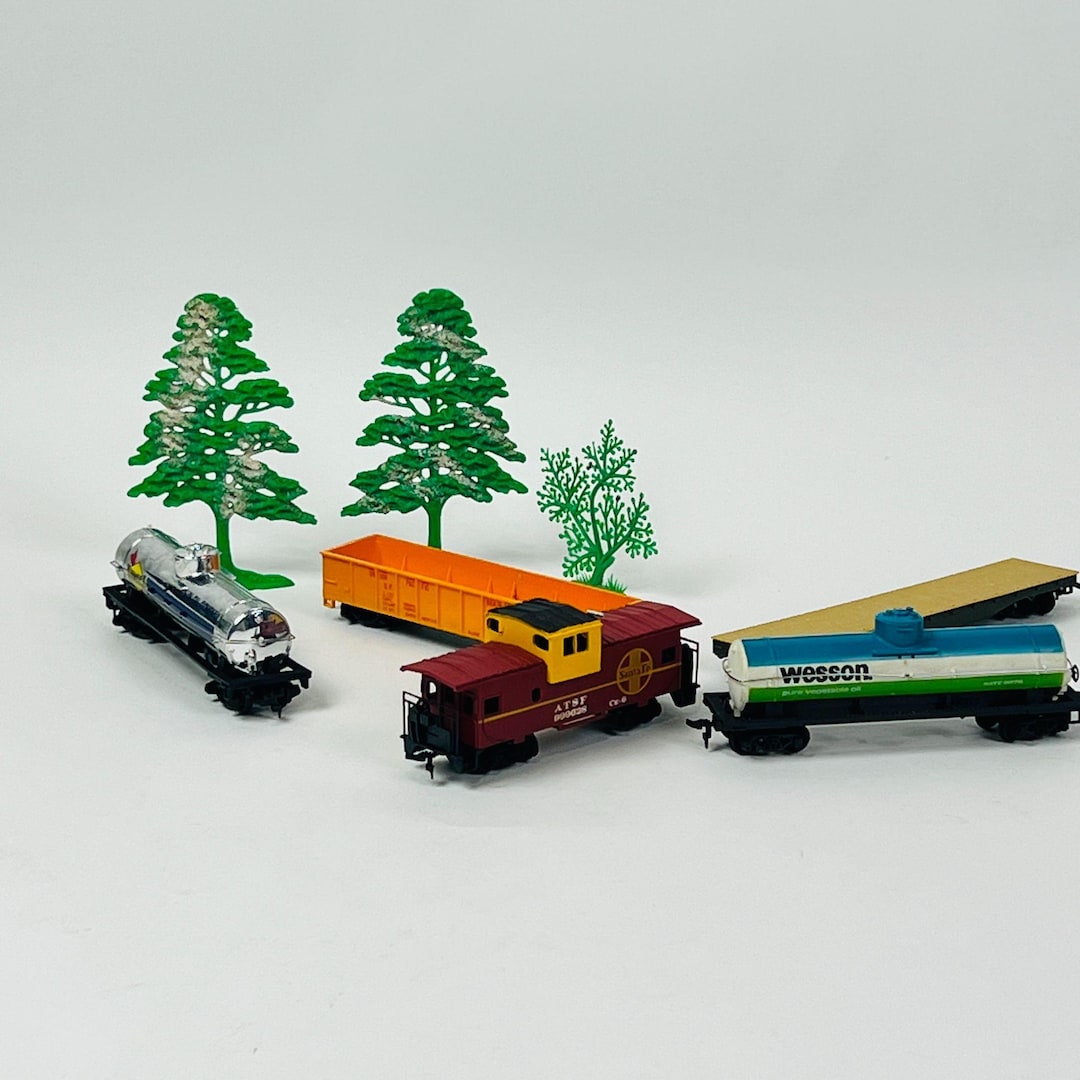 HO Scale Train Lot of 5 Train Cars Box Cars Oil Tanker Flat Car ...