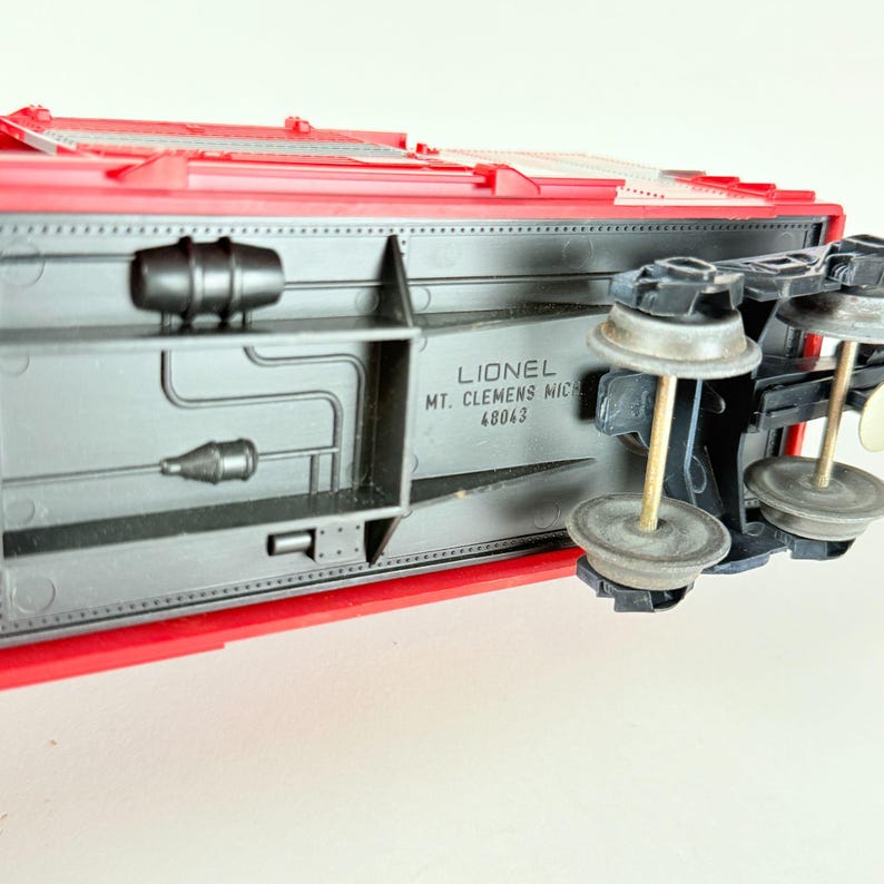 Lionel Southern Pacific SP 9607 O Scale Hy-cube Boxcar: Red & Gray ...