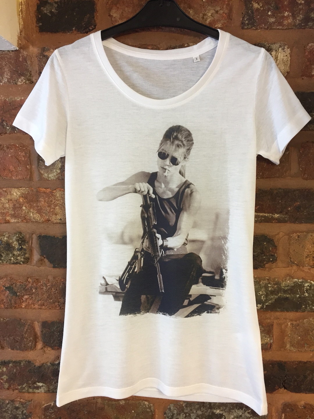Terminator 2 - Linda Hamilton, Sarah Connor - White T-shirt. Men's ...