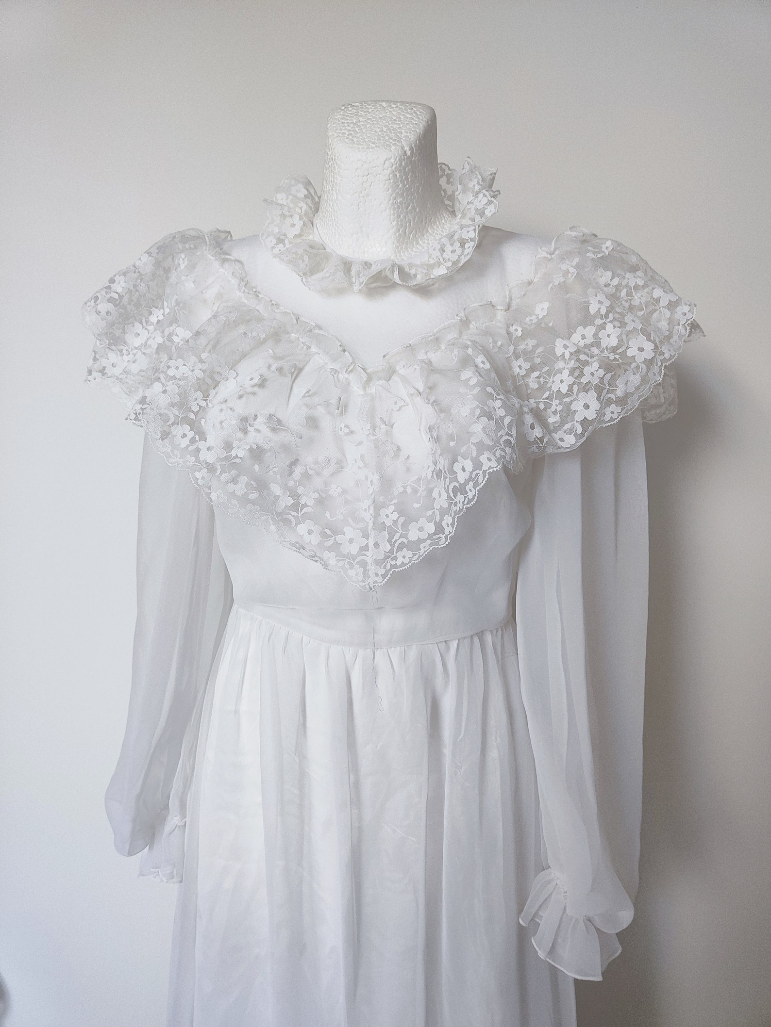 Vintage Wedding Dress 70s, White Gown, Frill, Flower Lace, Delicate ...
