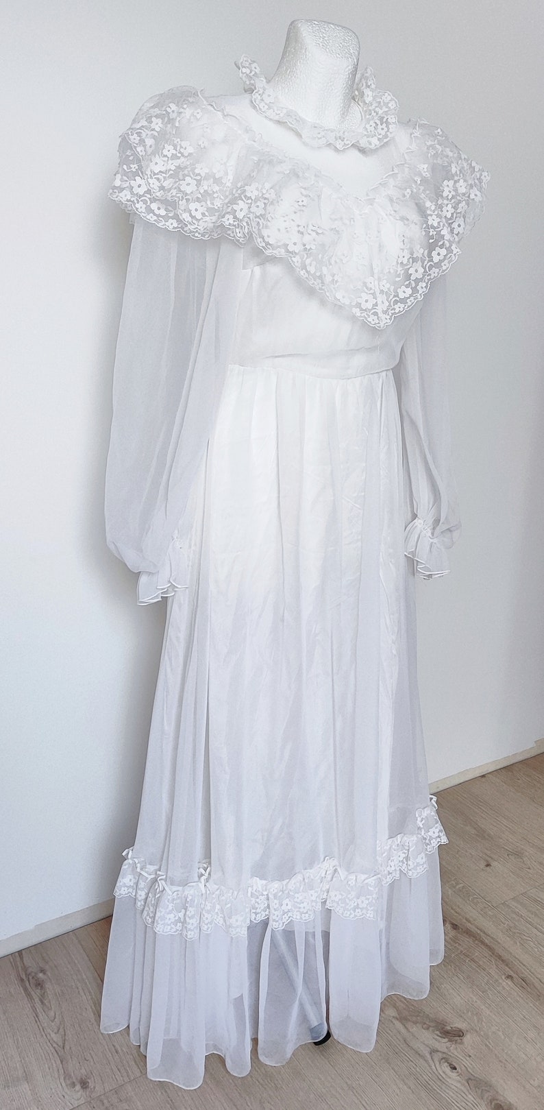 Vintage Wedding Dress 70s, White Gown, Frill, Flower Lace, Delicate ...
