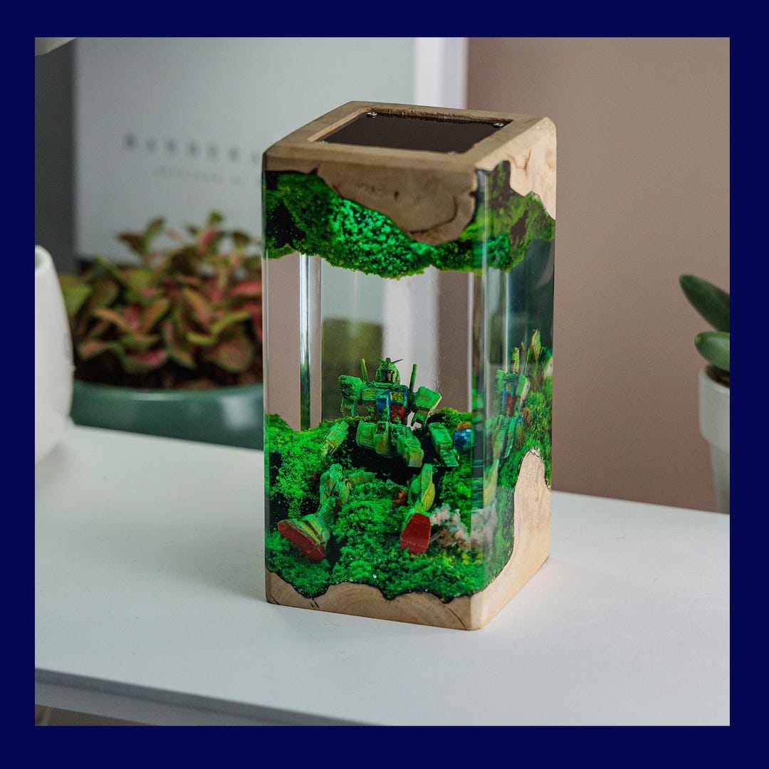 BROKEN GUNDAM in Deep Ocean Resin Lamp, Custom Robot Epoxy Lamp, Desk ...