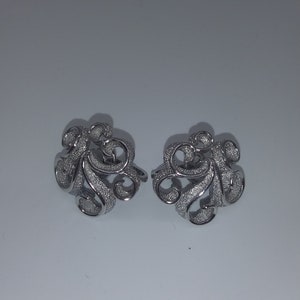 Vintage Crown Trifari Brushed Silver Tone Textured Frosted Swirl Floral