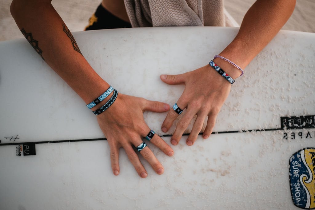 Free Willie Hang Loose Ring - Etsy