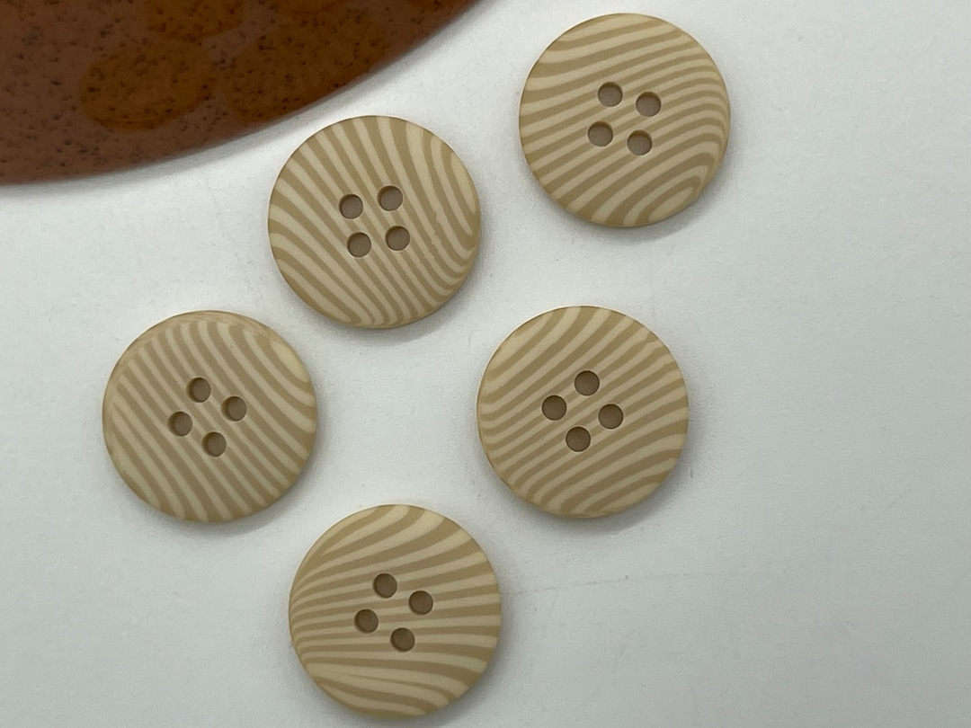 5 X Faux Timber Grain/ Sandelwood Plastic Sewing Buttons. Matt Finish ...