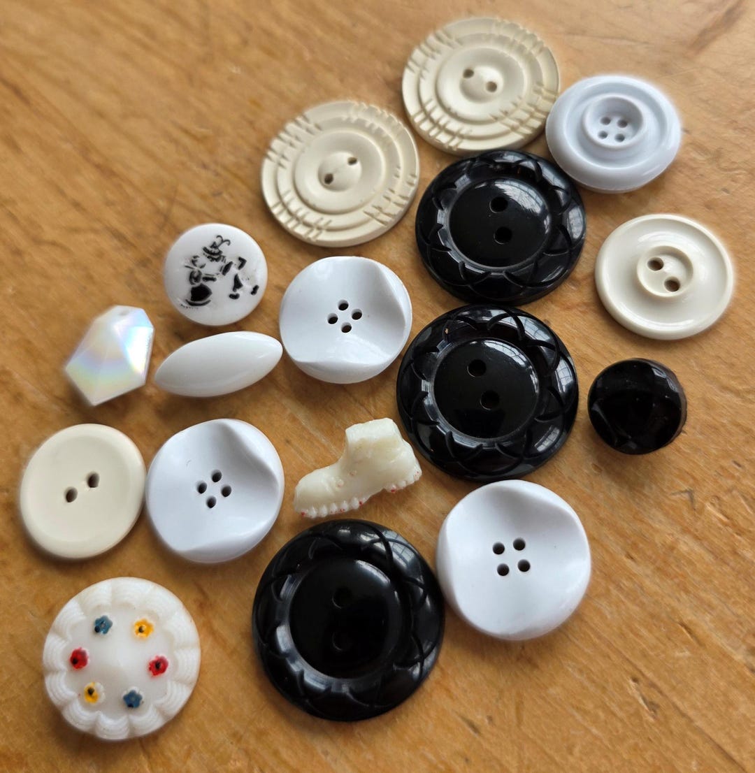 Vintage Button Packs - 16 Mixed Black/white Glass & Casein Buttons (B29 ...