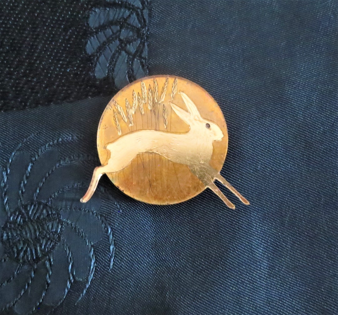 An Unusual Vintage Modernist hare Design Circular Gilt Perspex Brooch ...