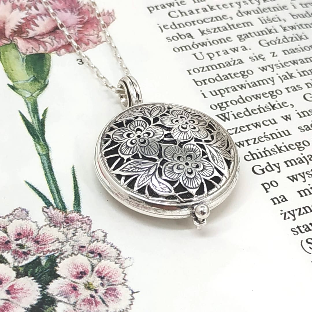Flowers Locket Necklace, FREE CUSTOM Engraving, Personalised Locket ...