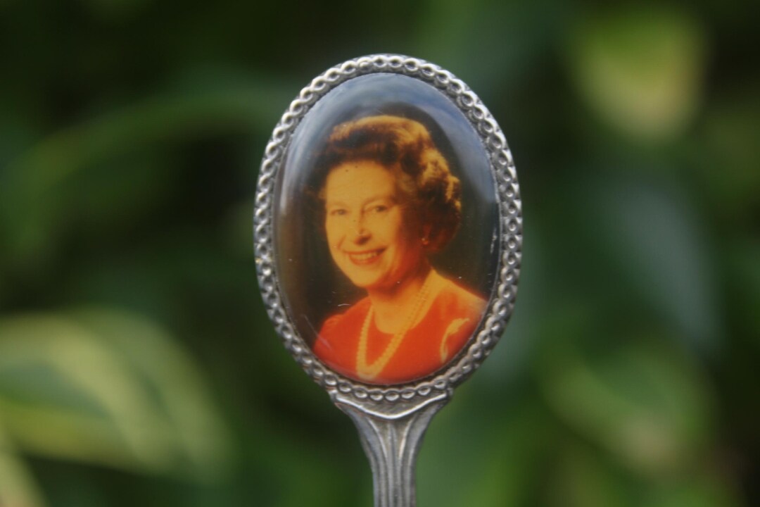 Vintage Spoon Queen Elizabeth II British Royal Family Royality Souvenir ...