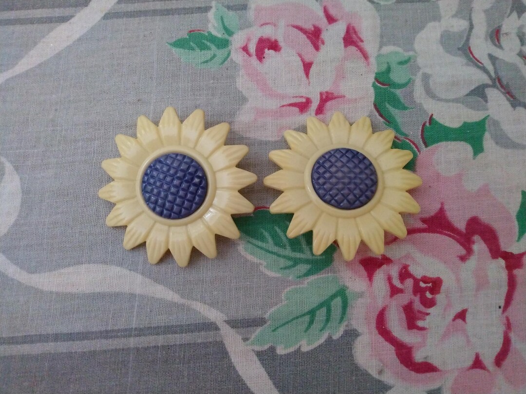Set of 2 Vintage 1960s Large Plastic Daisy Buttons Blue Cross Hatch ...