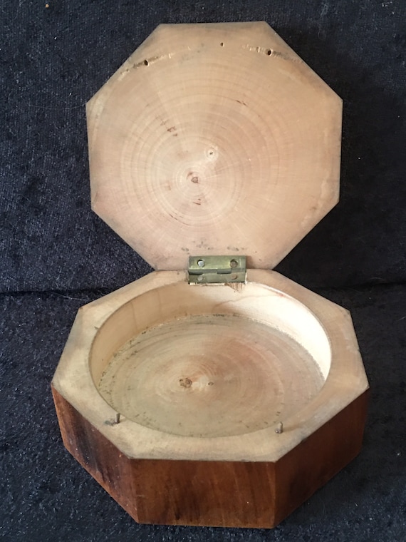 Very Rare Antique Wooden box from the 1800s Hand turn… - Gem