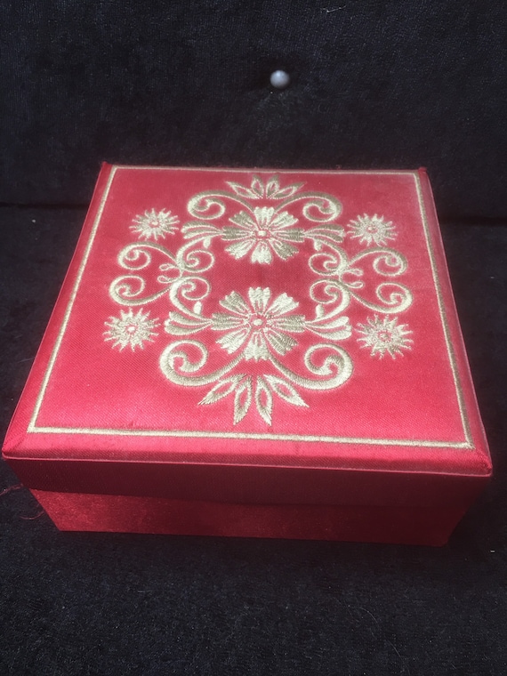 Vintage Embroidered satin Jewellery box - Gem