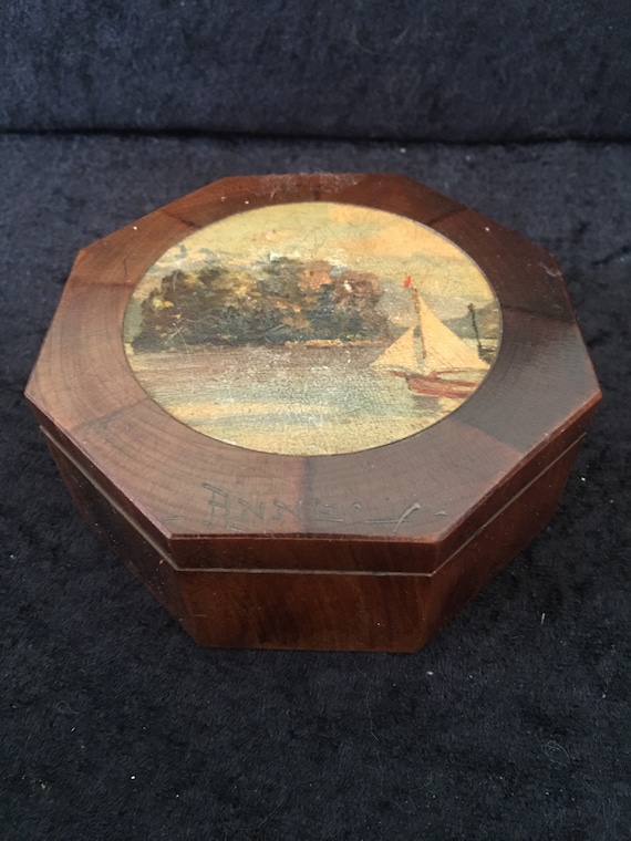 Very Rare Antique Wooden box from the 1800s Hand turn… - Gem