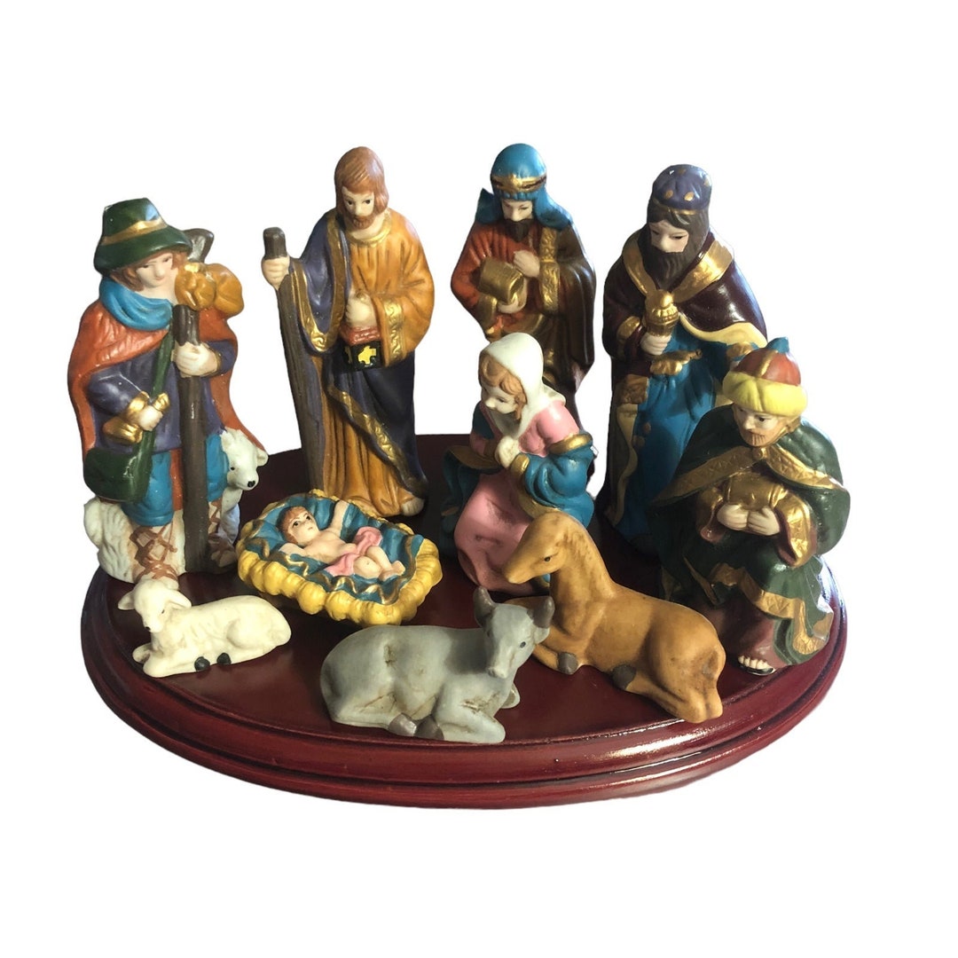 Vintage World Bazaar Crown Nativity/manger 11 Pcs Oval Wood Base ...