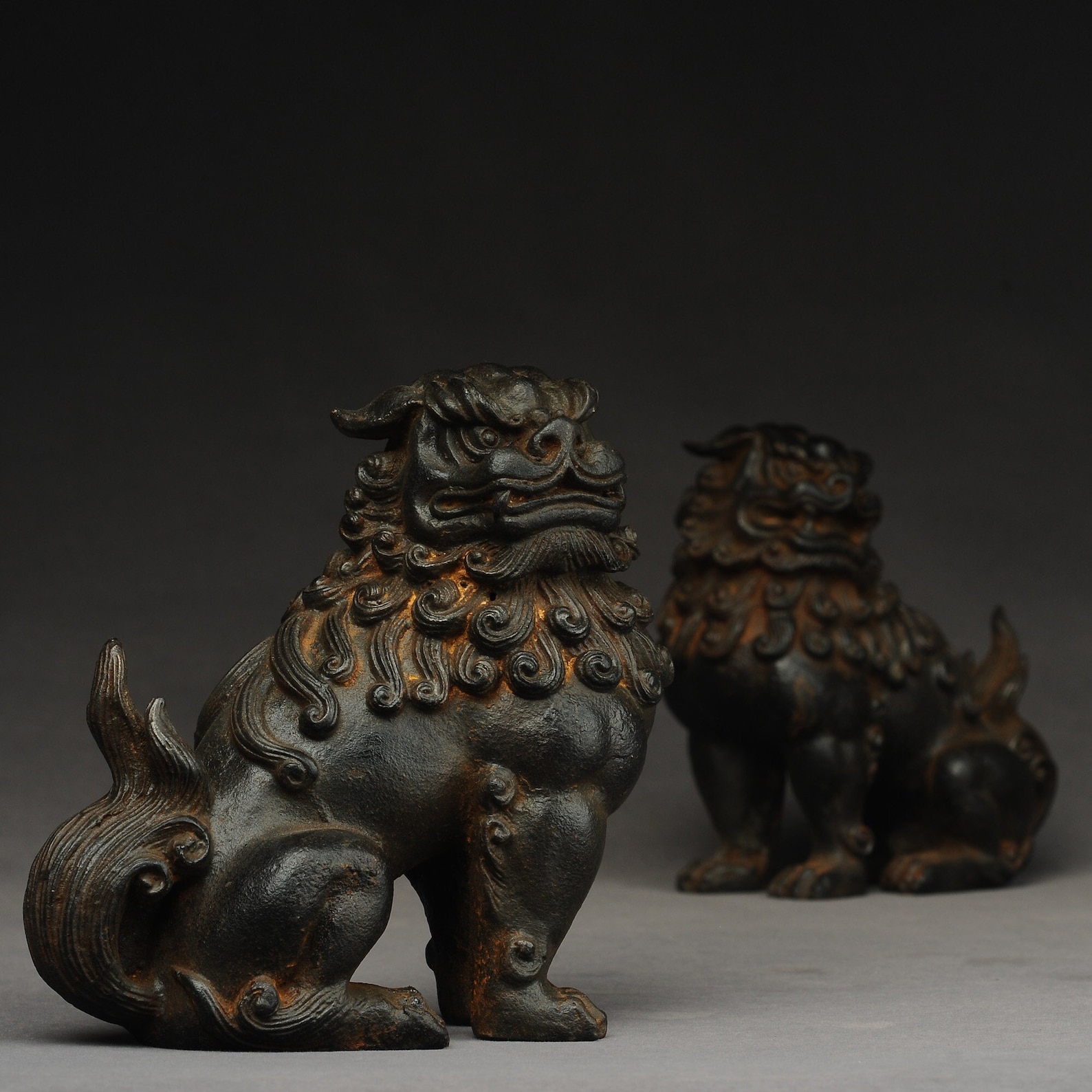 A Pair of Iron Lions / Lion Sculpture / Bronze Sculpture/statue Hand ...