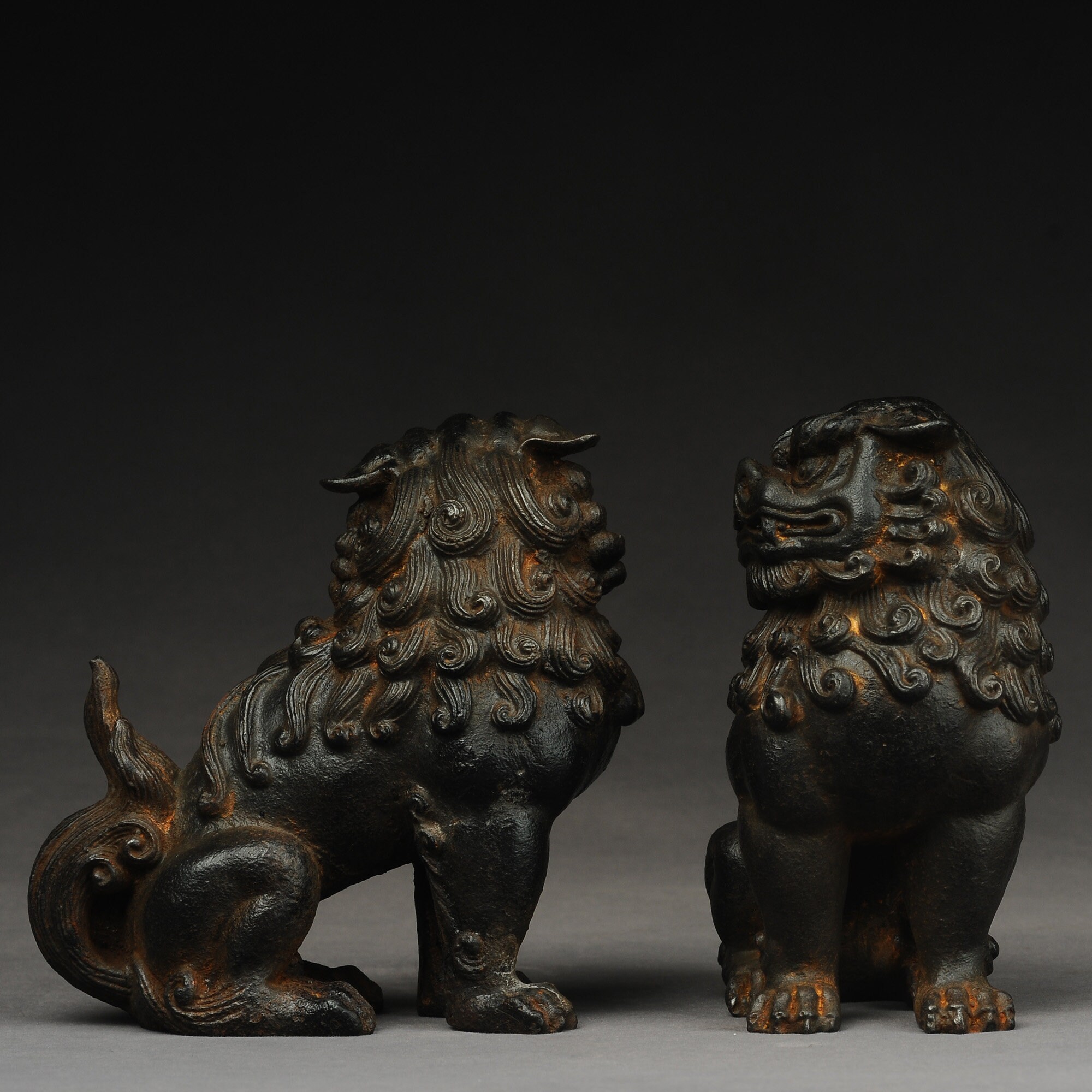 A Pair of Iron Lions / Lion Sculpture / Bronze Sculpture/statue Hand ...