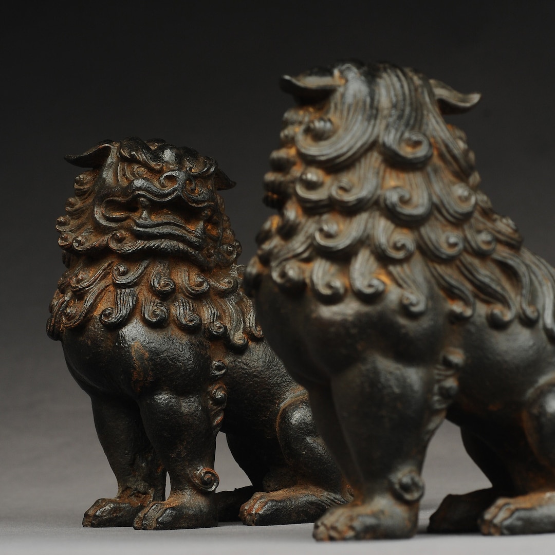 A Pair of Iron Lions / Lion Sculpture / Bronze Sculpture/statue Hand ...