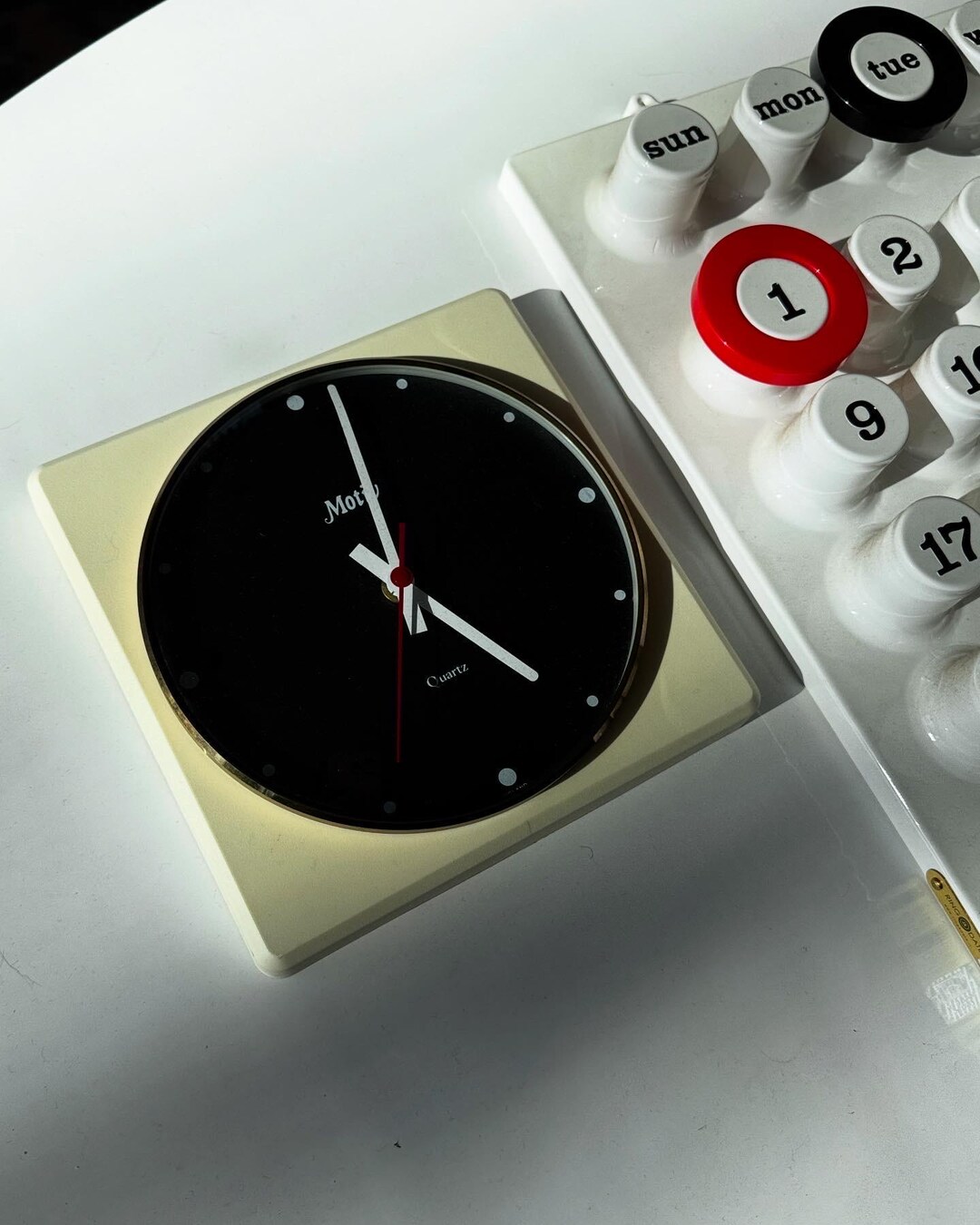 Vintage Motiv Monochrome 60s Wall Clock - Etsy