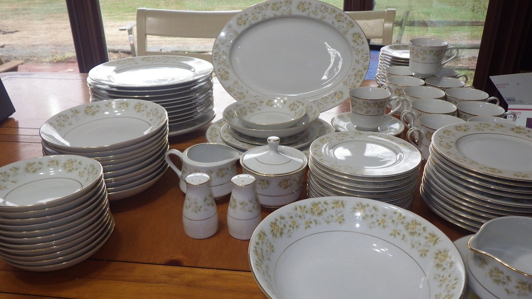 Royal Wentworth Fine China Dinnerware: Caroline Pattern, Gold Rim, 91 ...