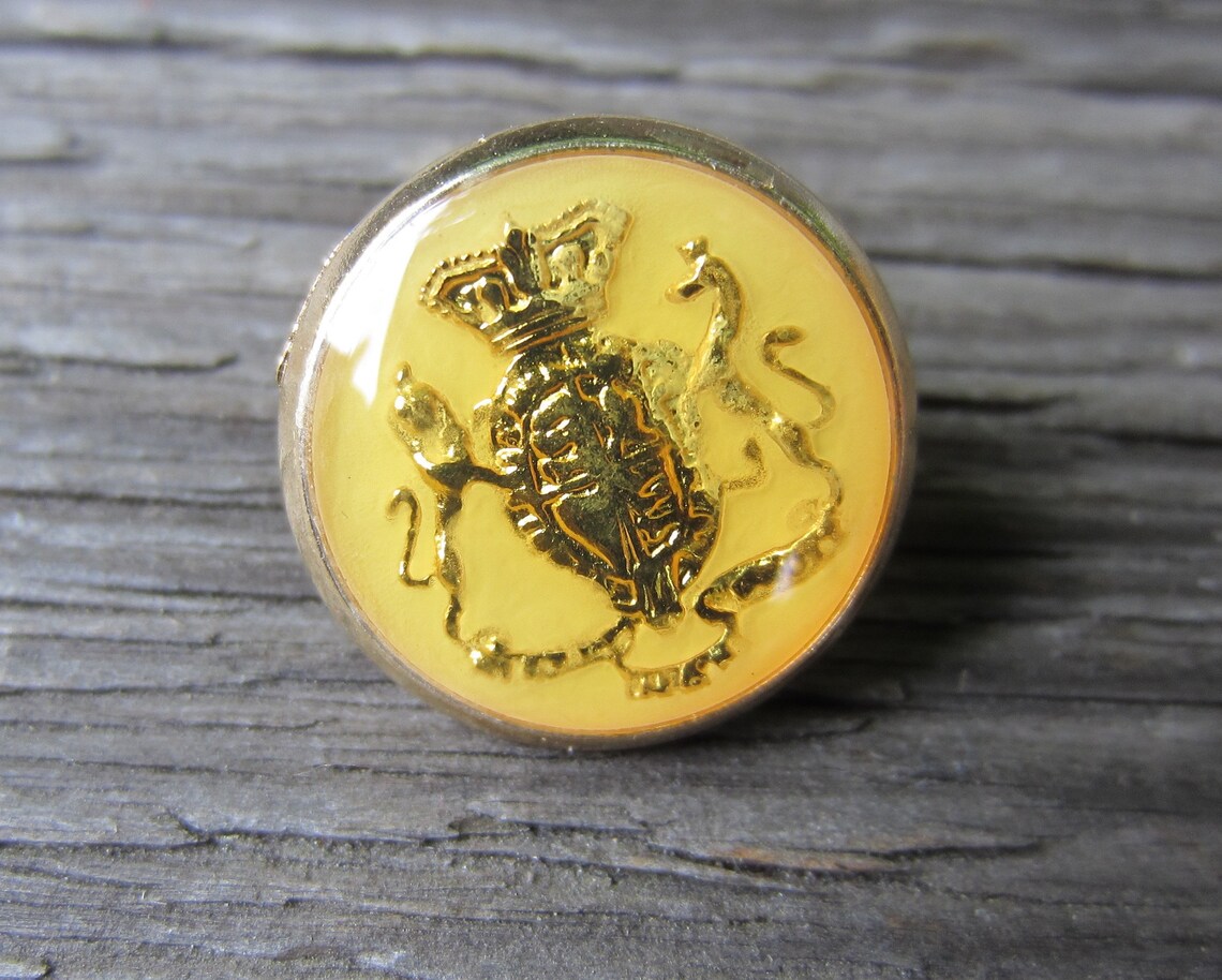 7 Vintage Buttons Made of Metal Crest - Etsy