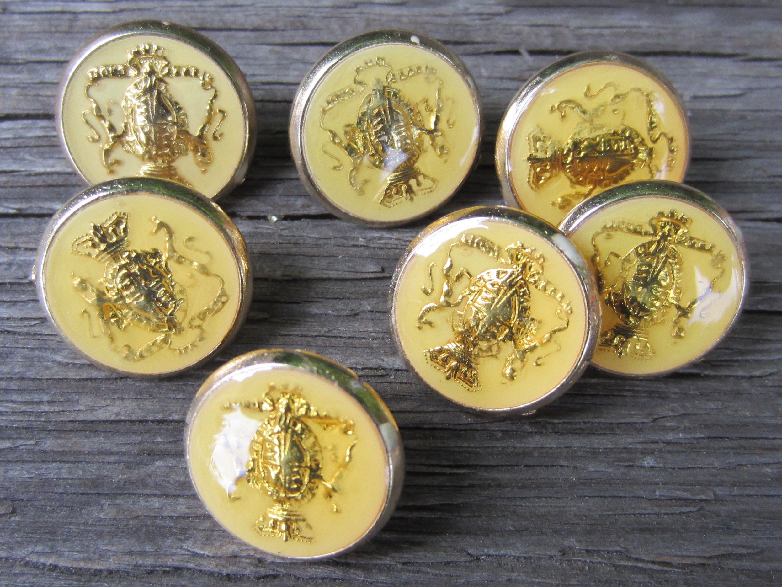 7 Vintage Buttons Made of Metal Crest - Etsy
