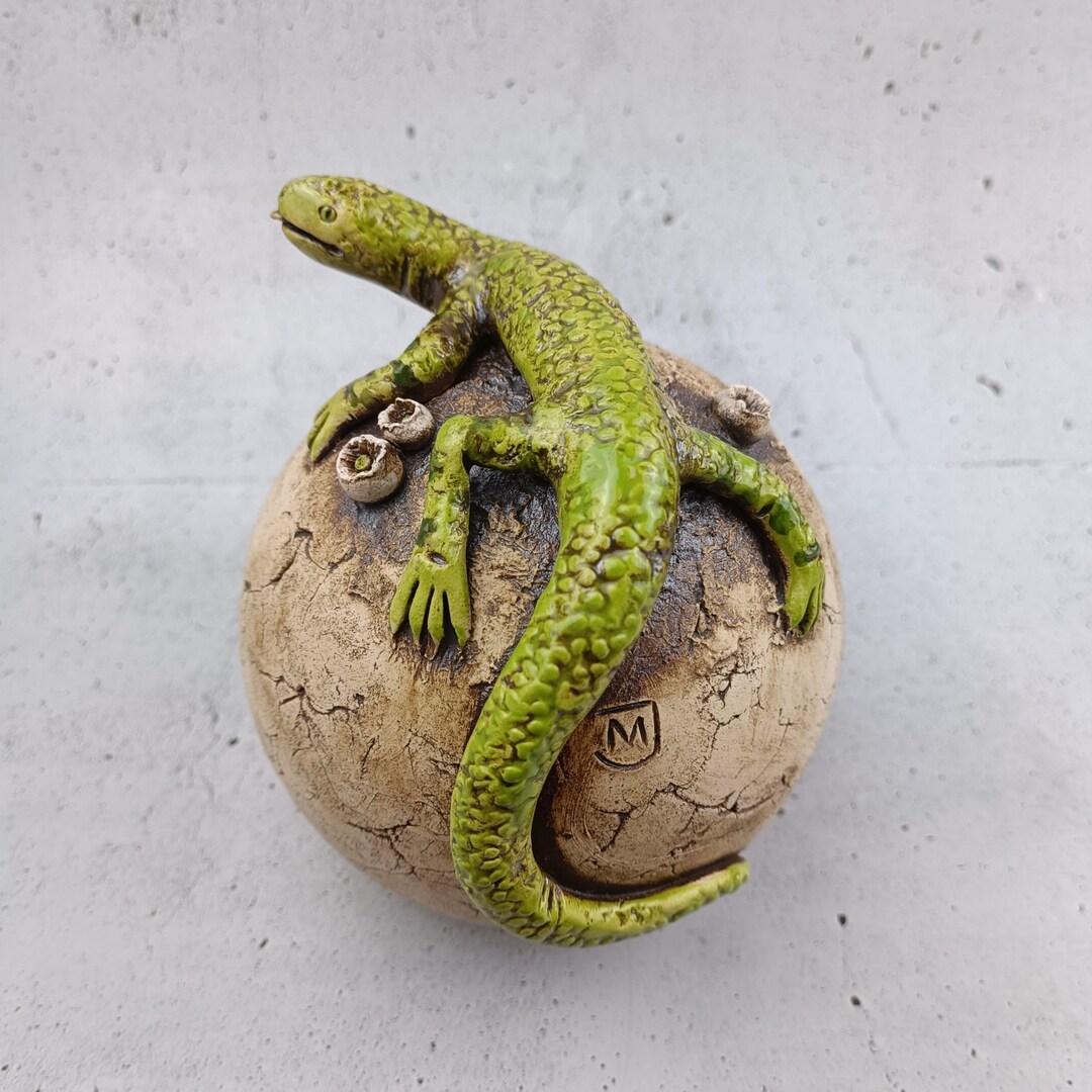Lizard on Ball Ceramic Garden Ball Flowerbed Stake Fence Stool Garden ...