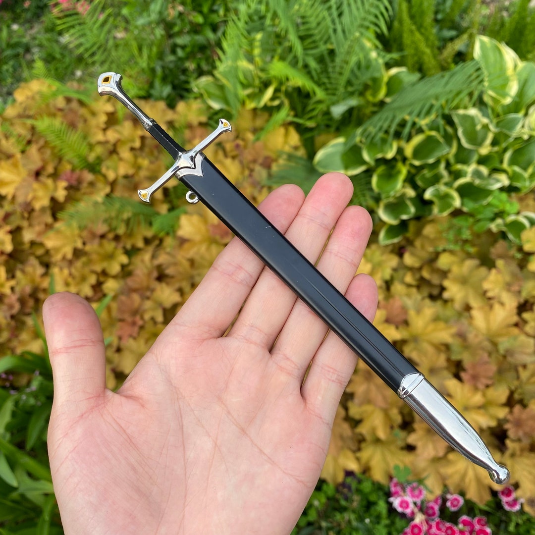 Espada Sagrada Miniatura Strider Anduril Blade Pequeño Héroe de Cuento ...