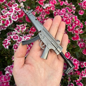 Re4 Leon S Kennedy Weapons Red 9 Pistol RPG Thompson Submachine Le5 ...