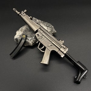 Re4 Leon S Kennedy Weapons Red 9 Pistol RPG Thompson Submachine Le5 ...