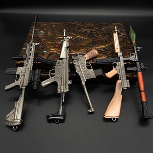 Re4 Leon S Kennedy Weapons Red 9 Pistol RPG Thompson Submachine Le5 ...