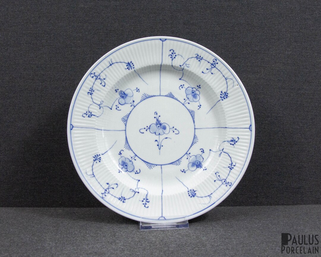 An Antique Grainer Rauenstein Dinner Plate With a Strawflower Pattern ...