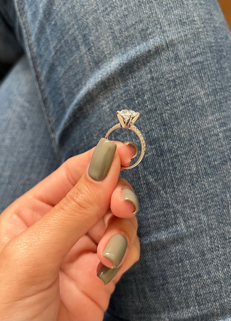 Anillo de compromiso con diamante ovalado cultivado en laboratorio de 1 ...